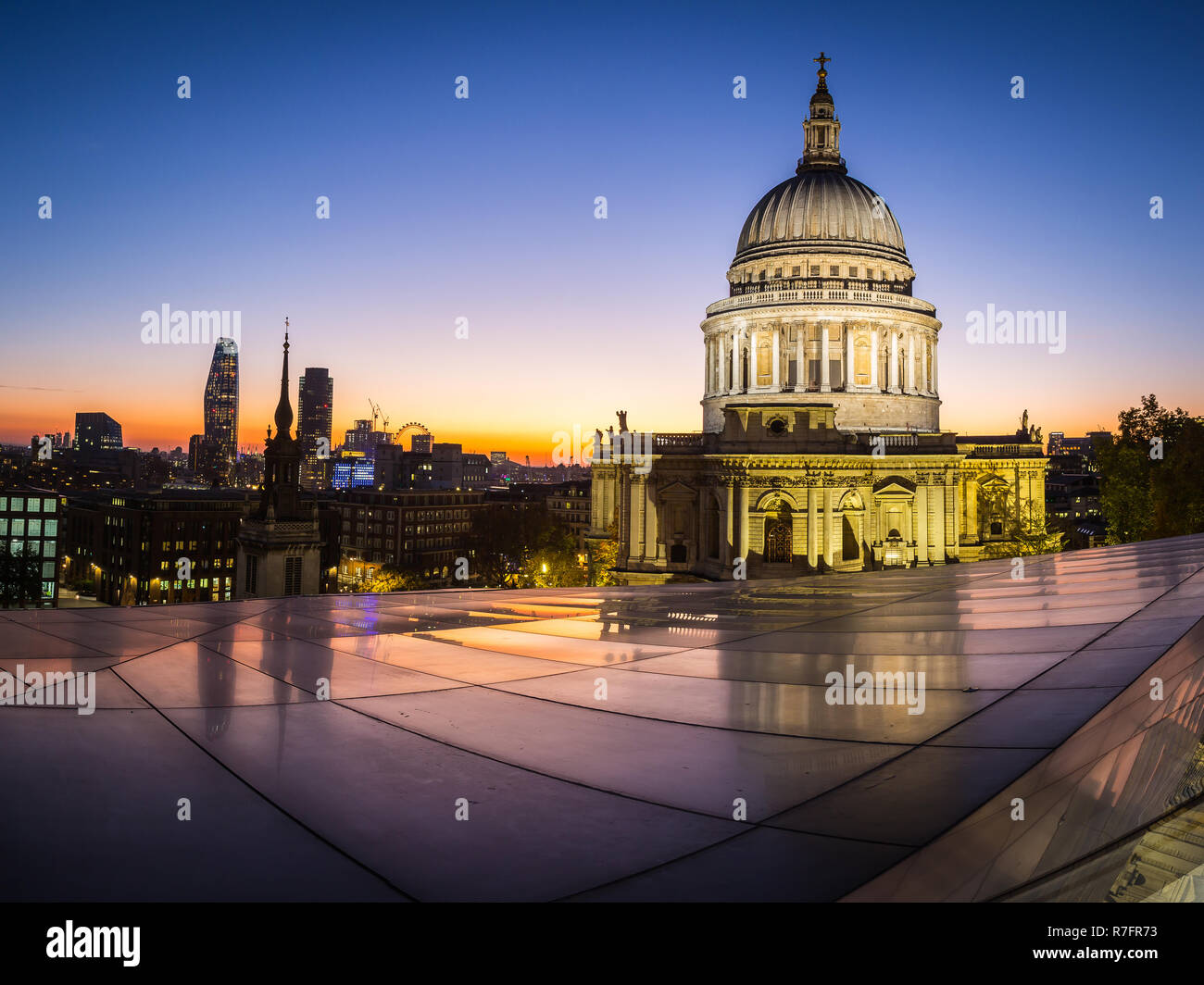 sunset view of the dome of St.Paul's Cathedral and London skyline Stock ...