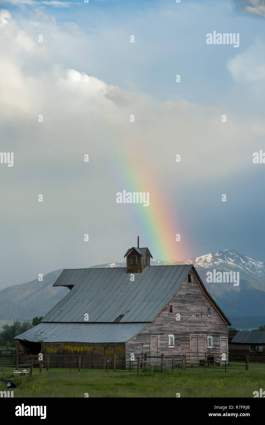 Rainbow barn hi-res stock photography and images - Alamy