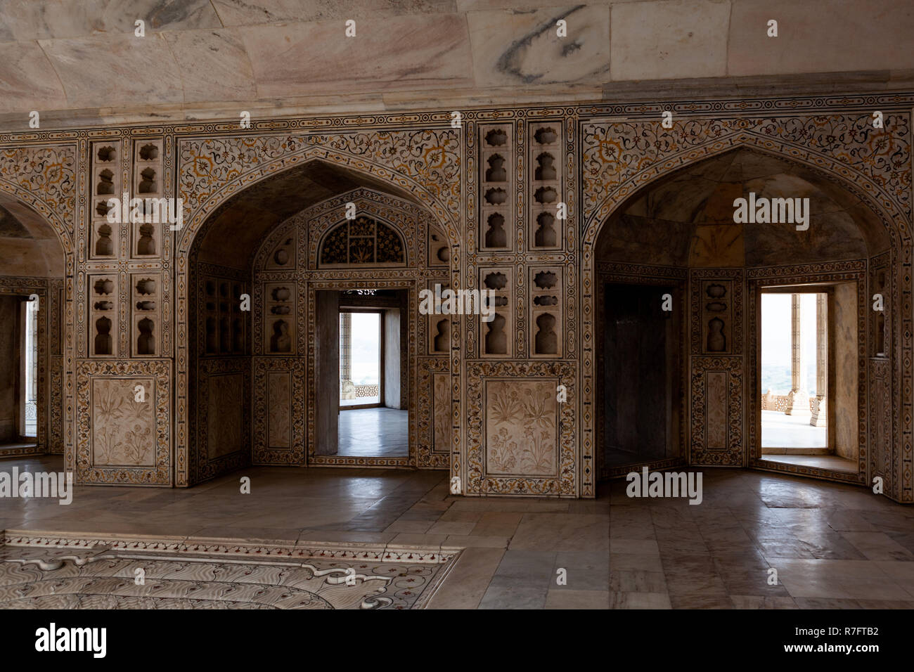 Agra fort interior hi-res stock photography and images - Alamy