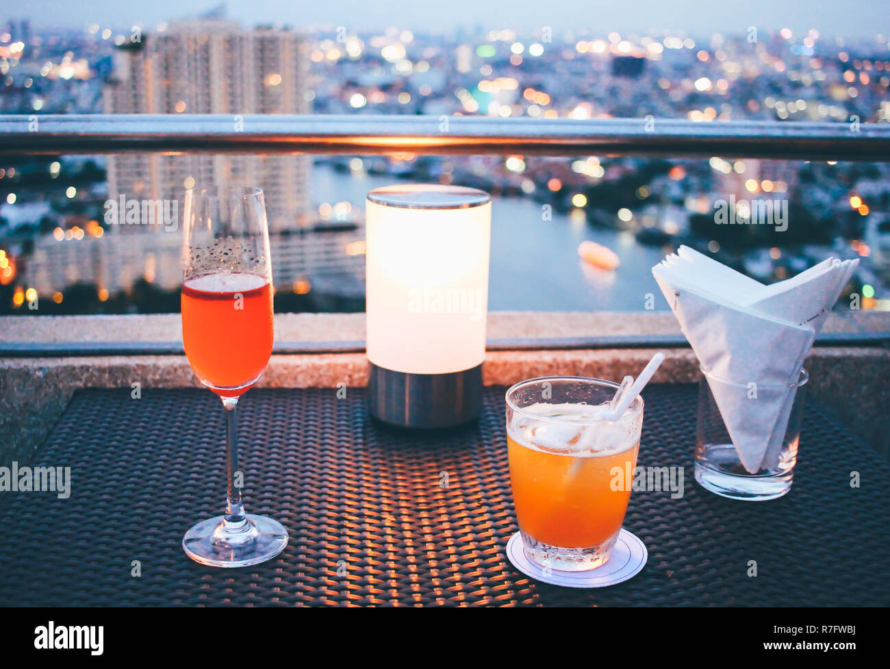 Couple rooftop city night hi-res stock photography and images - Alamy