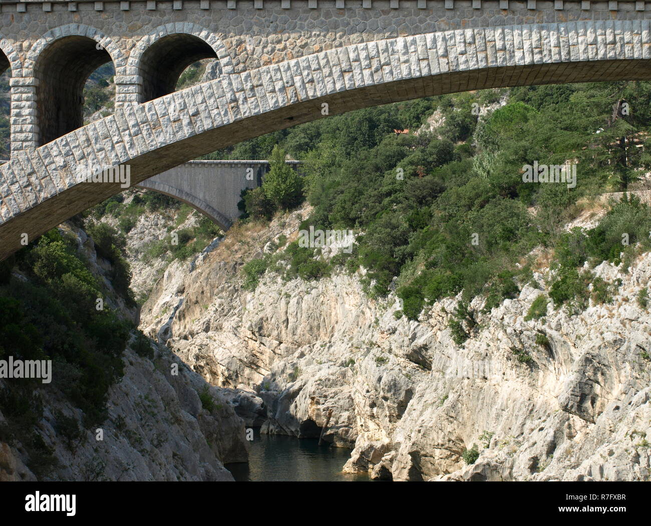Old stone bridge south of france hi-res stock photography and images ...