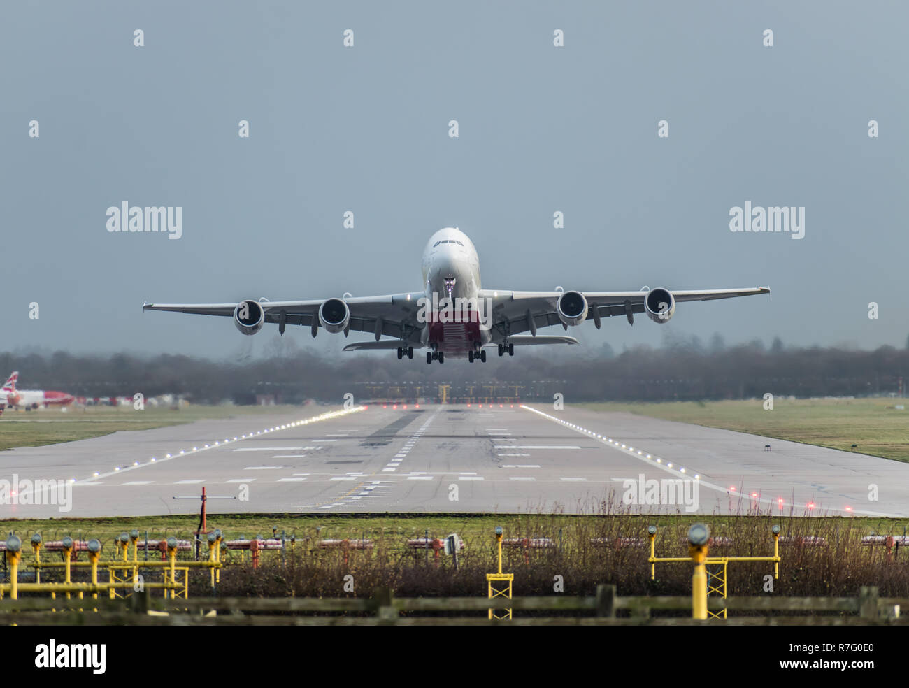 Emirates plane hi-res stock photography and images - Alamy