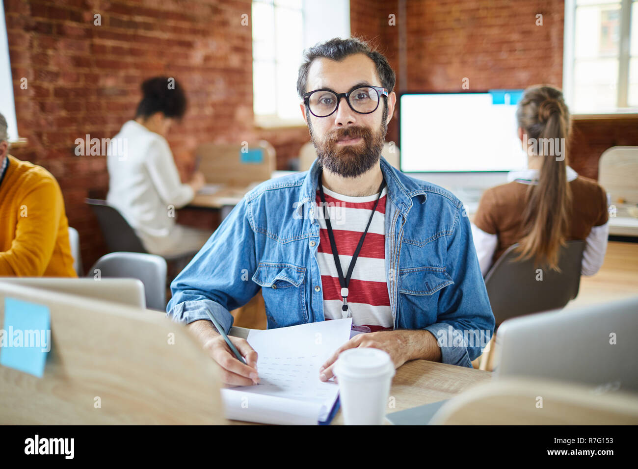 Corporate employee working business papers hi-res stock photography and ...