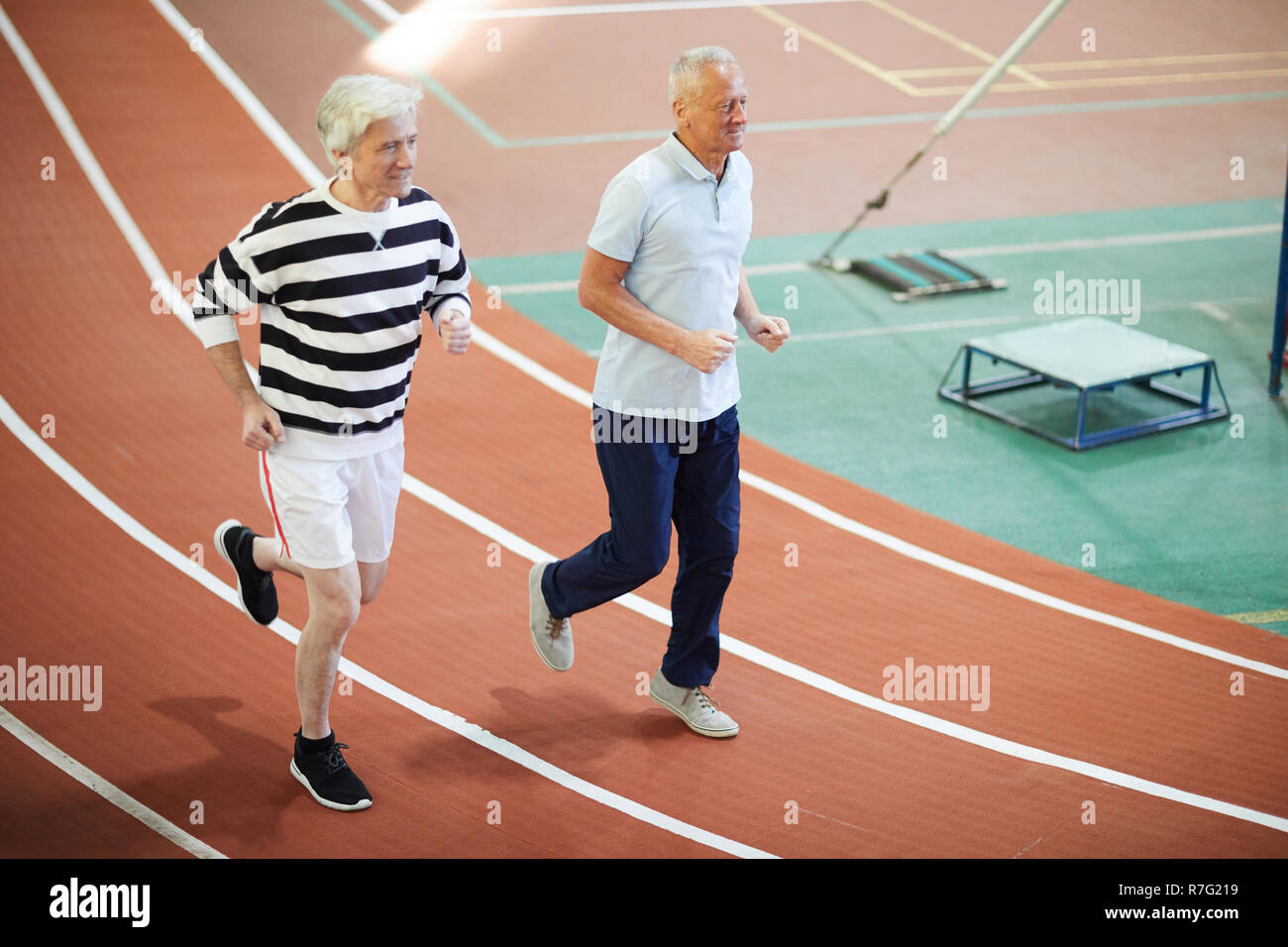 Sprinters running track hi-res stock photography and images - Alamy