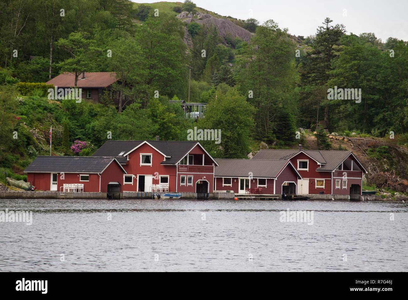 red norwegian houses on a lake coast Stock Photo - Alamy