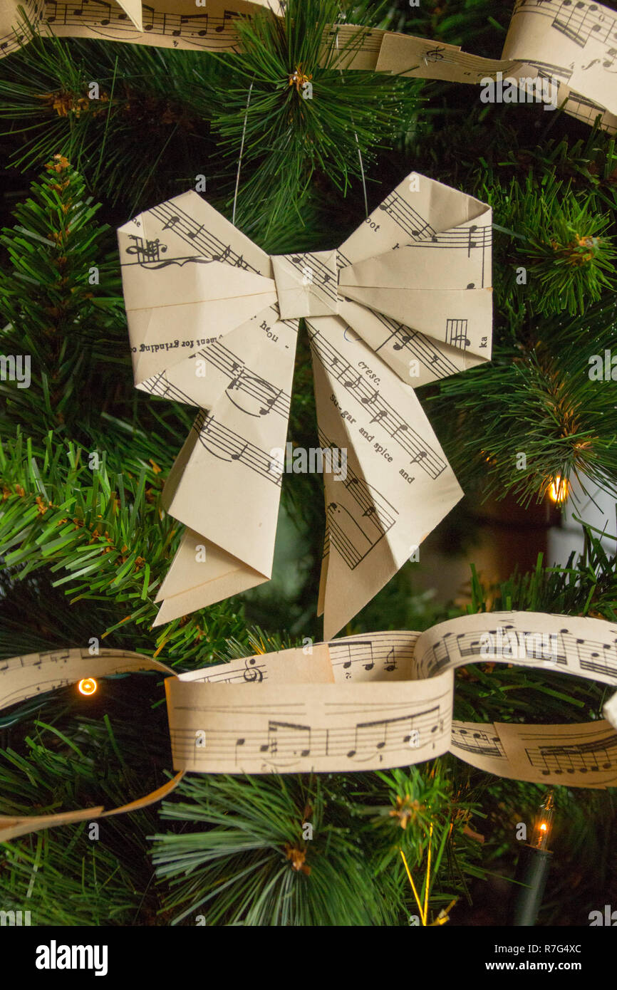 Paper chain tree hi-res stock photography and images - Alamy