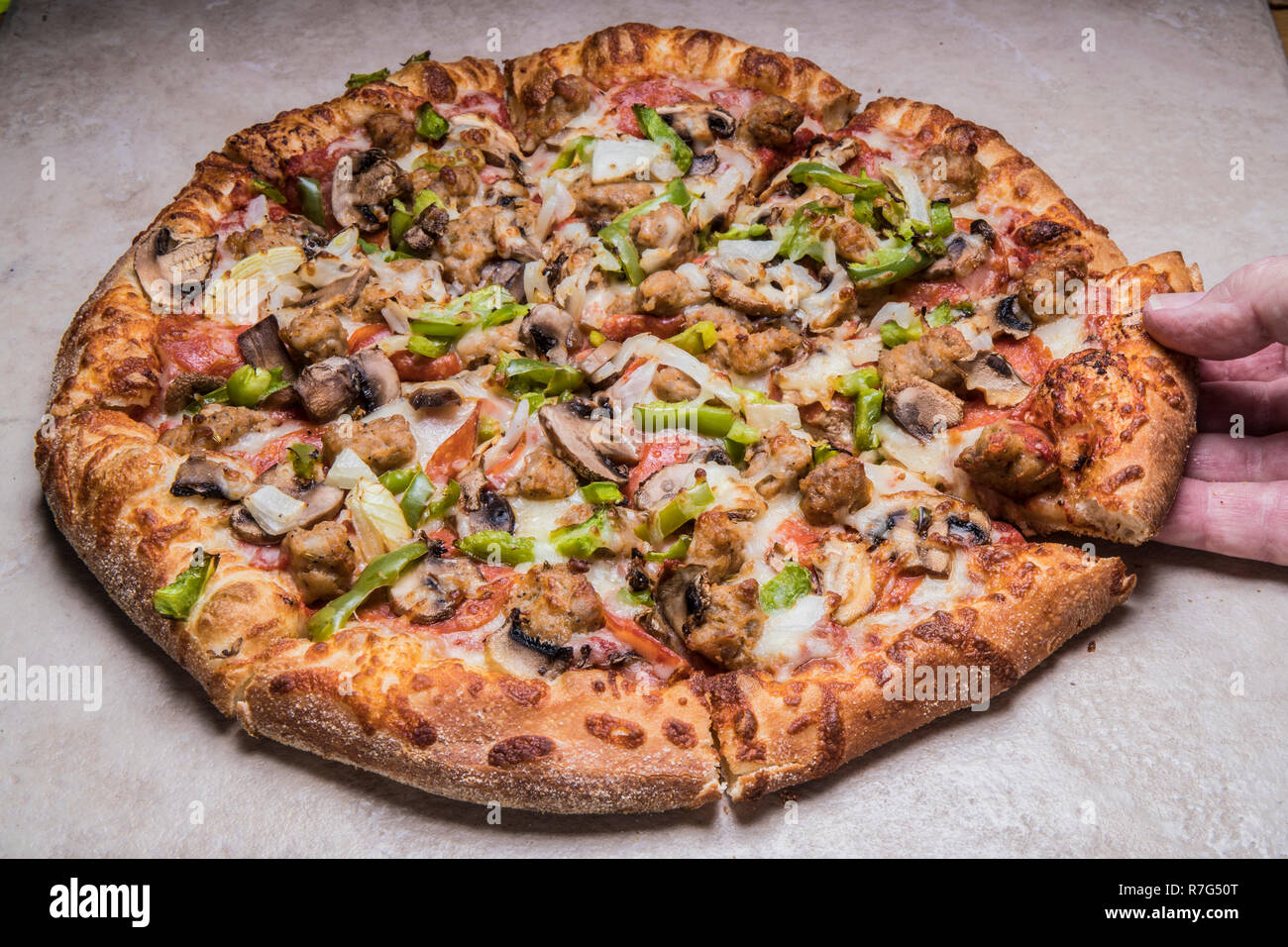 deluxe uno pizza with cheese,green peppers,italian sausage,mushrooms ...