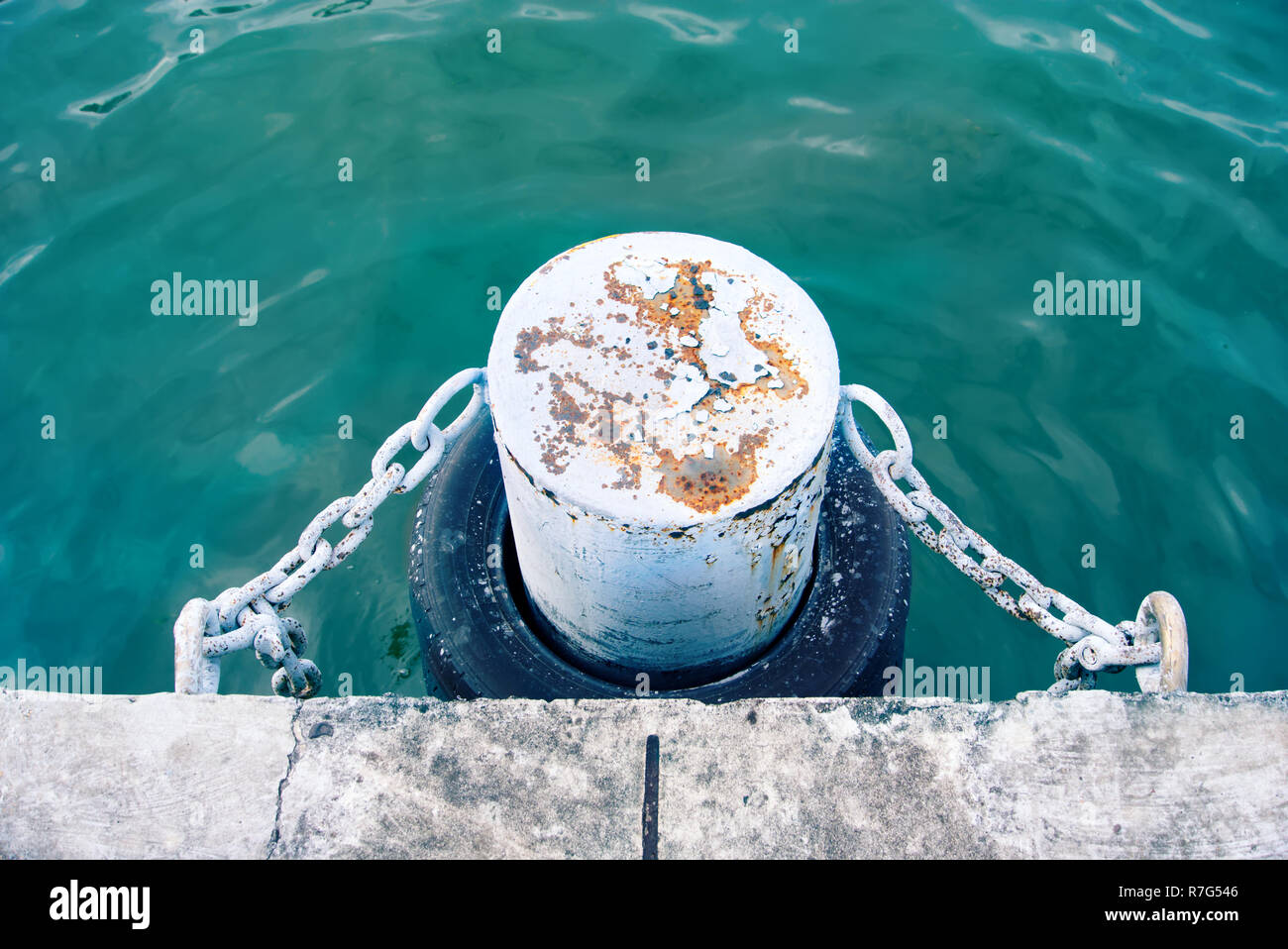 Rusty pillar in the river Stock Photo - Alamy