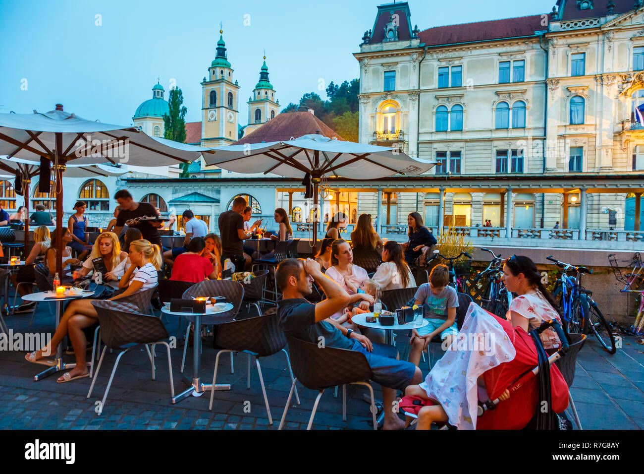 Relaxing cafe atmosphere hi-res stock photography and images - Alamy