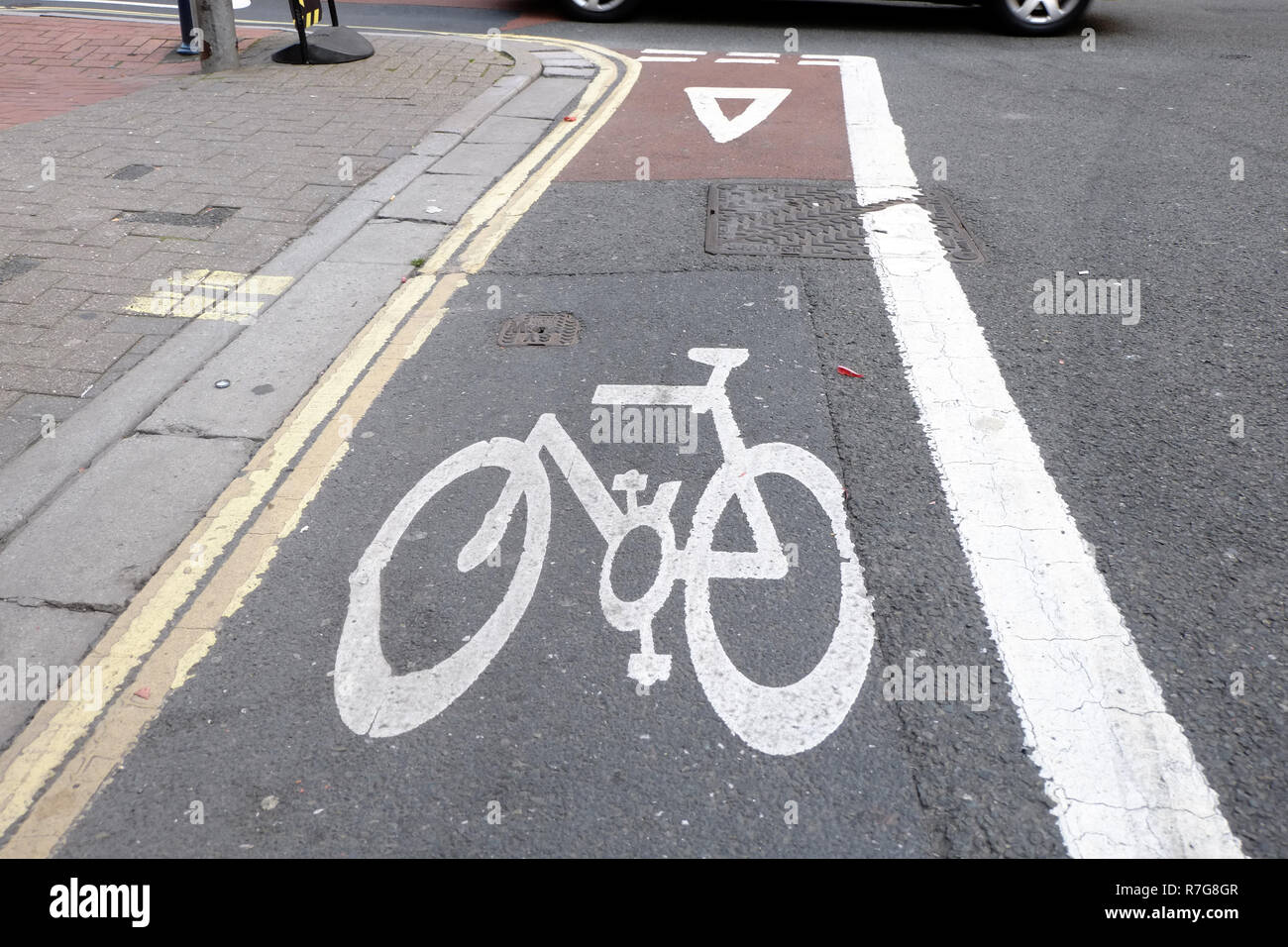 Bicycle lane designated lane marking hi-res stock photography and ...