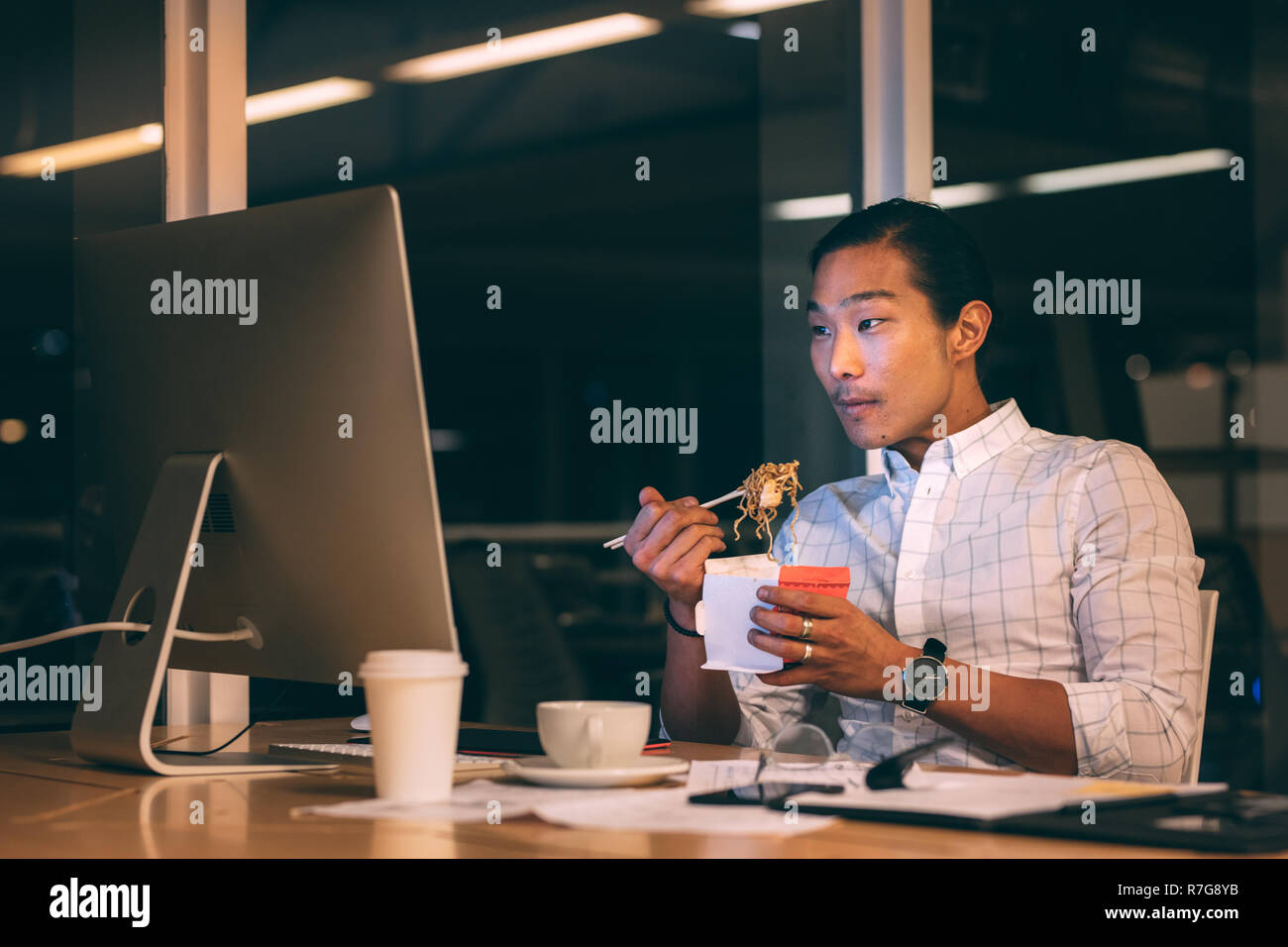 Business people eating office desk hi-res stock photography and images ...