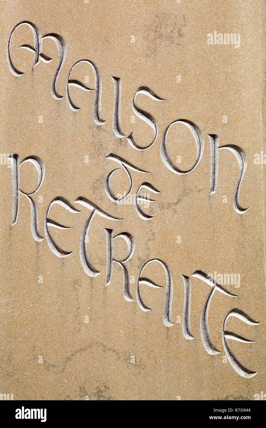 Retirement home text in French on a wall Stock Photo - Alamy