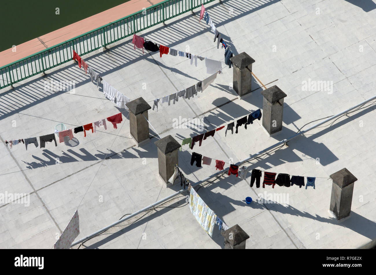 Laundry drying on rooftop clothes line hi-res stock photography and ...