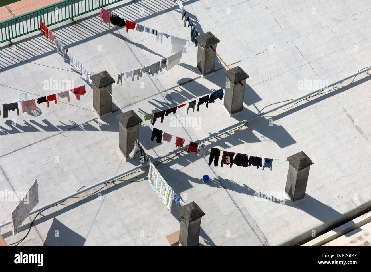 Laundry drying on rooftop clothes line hi-res stock photography and ...