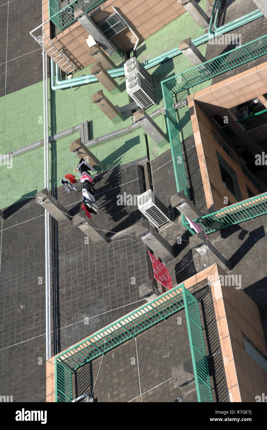 Laundry drying on rooftop clothes line hi-res stock photography and ...