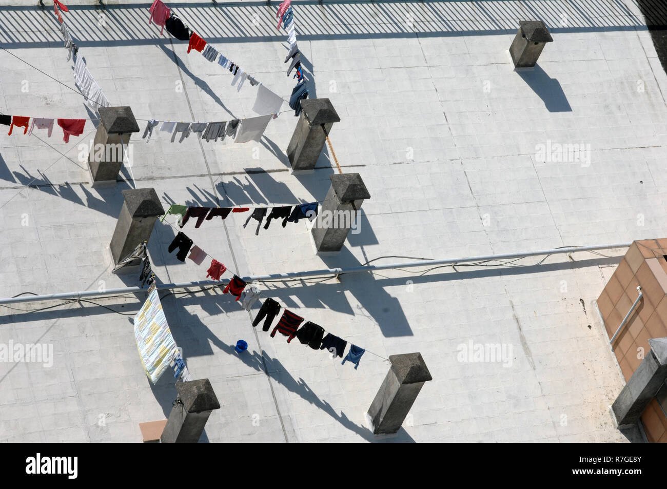 Laundry drying on rooftop clothes line hi-res stock photography and ...