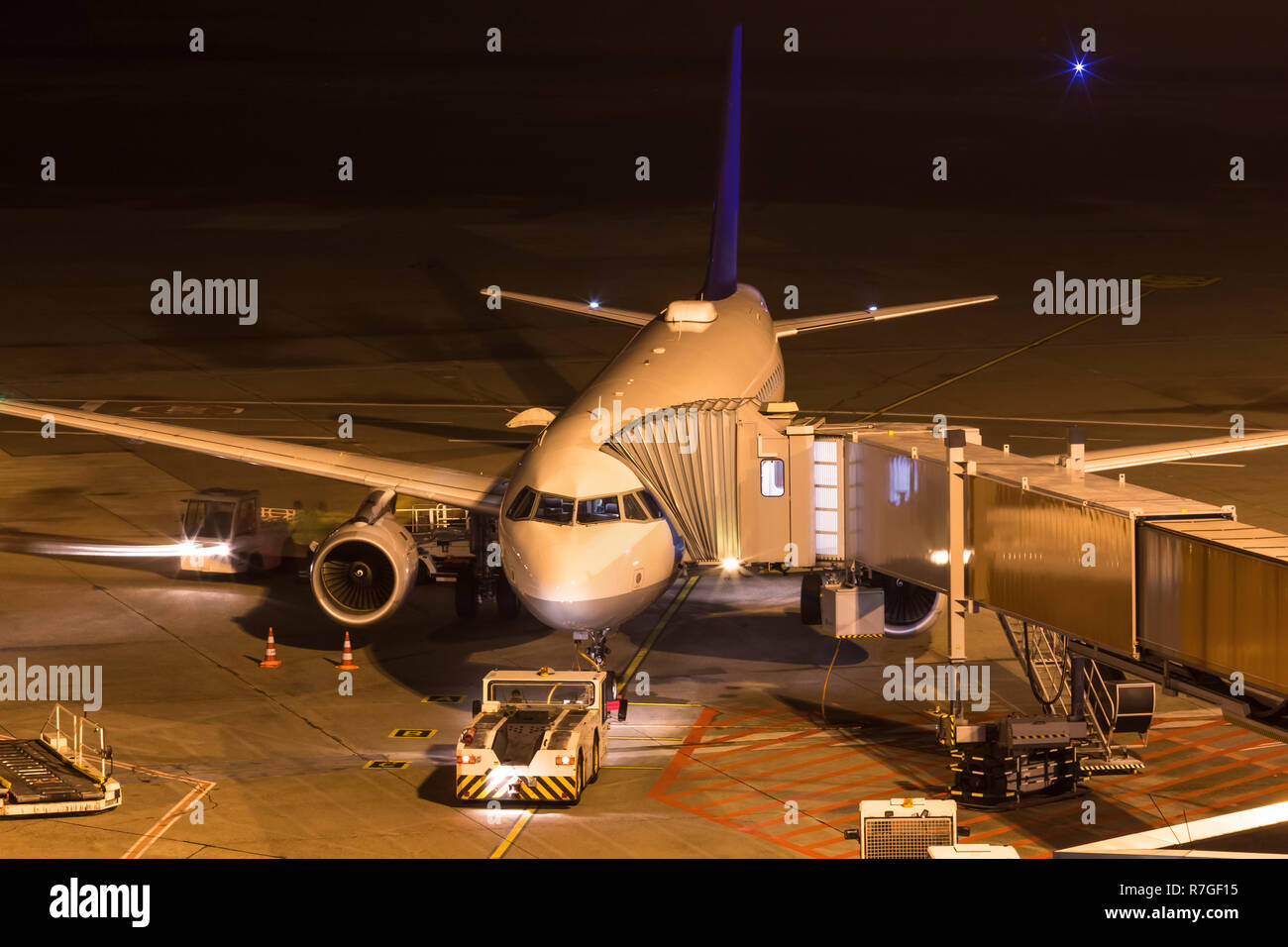 Airplane night airport gate hi-res stock photography and images - Alamy