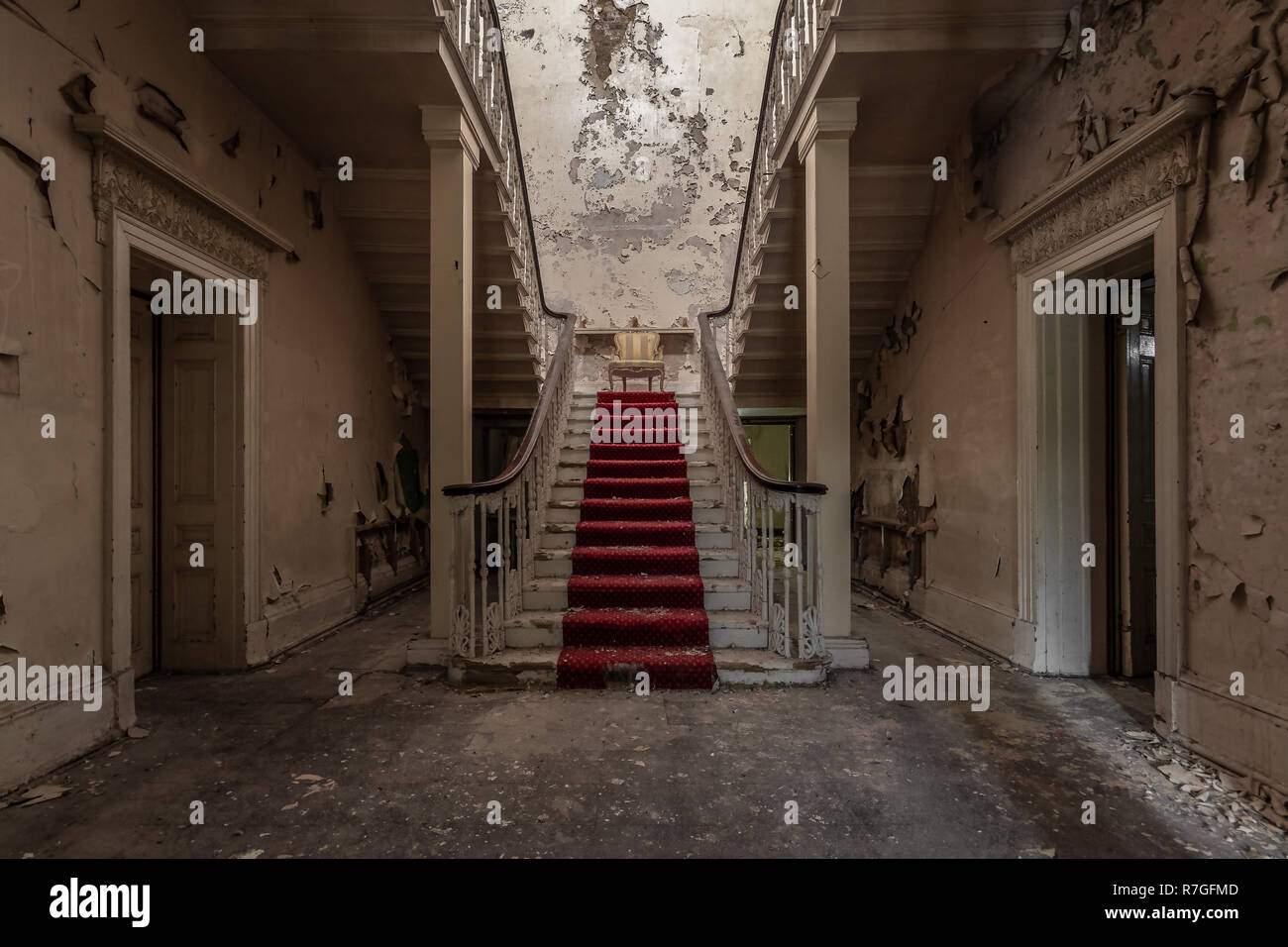 Decaying stairs hi-res stock photography and images - Alamy