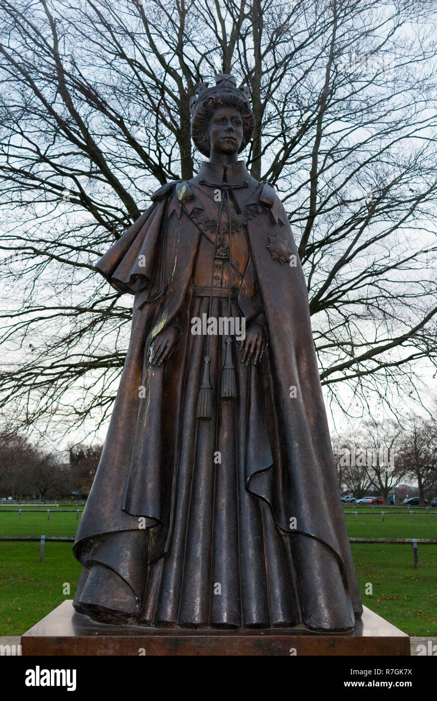 Bronze statue queen elizabeth ii hi-res stock photography and images ...