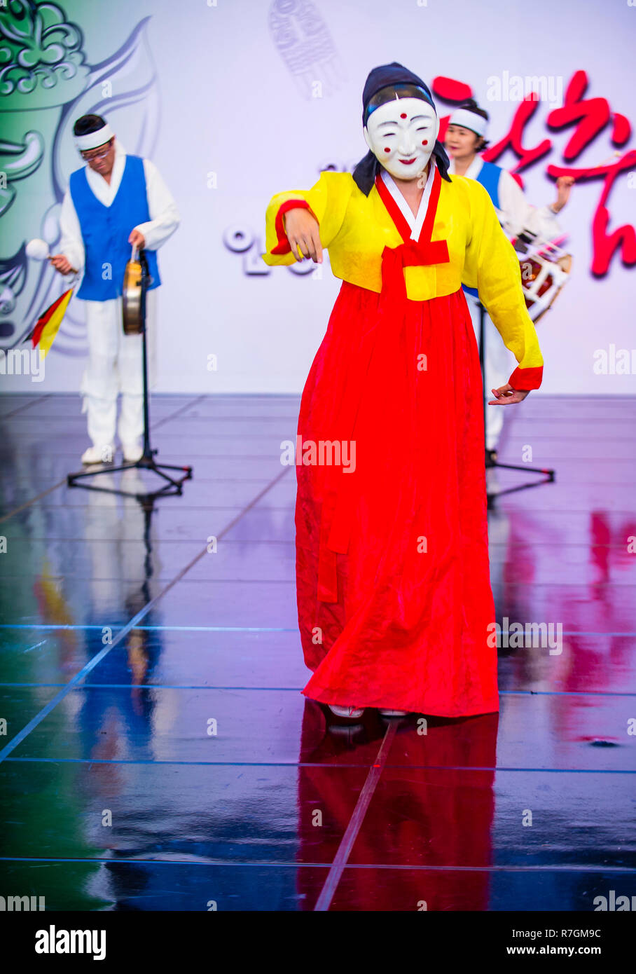 Actors performing the traditinal Korean Maskdance at Andong South Korea ...
