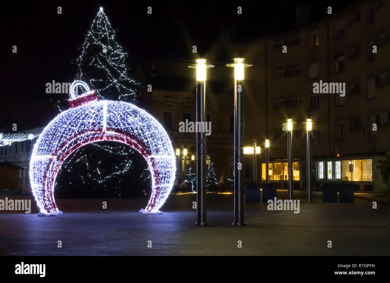 Big tree behind building hi-res stock photography and images - Alamy