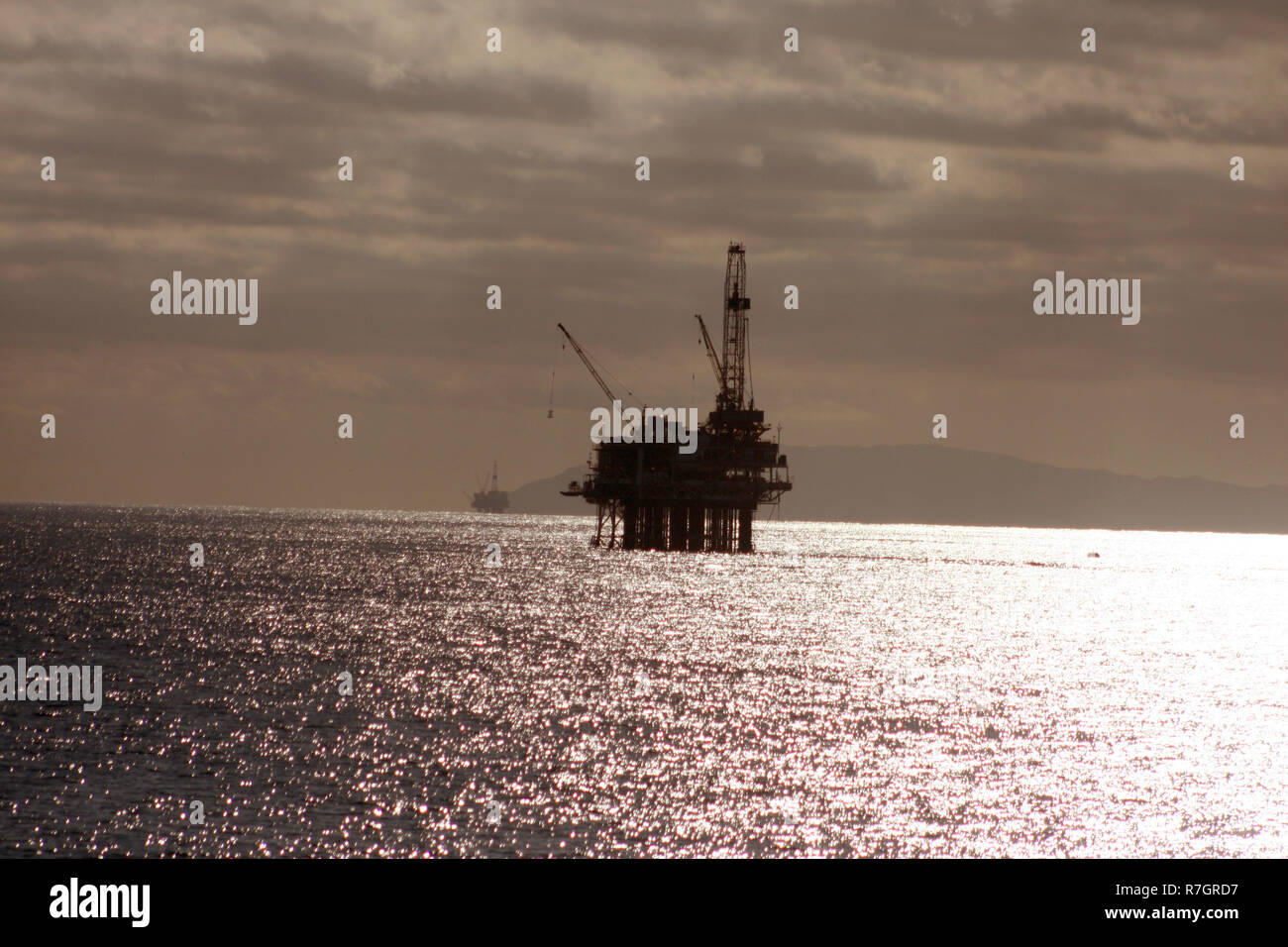 Offshore pacific ocean oil rig hi-res stock photography and images - Alamy