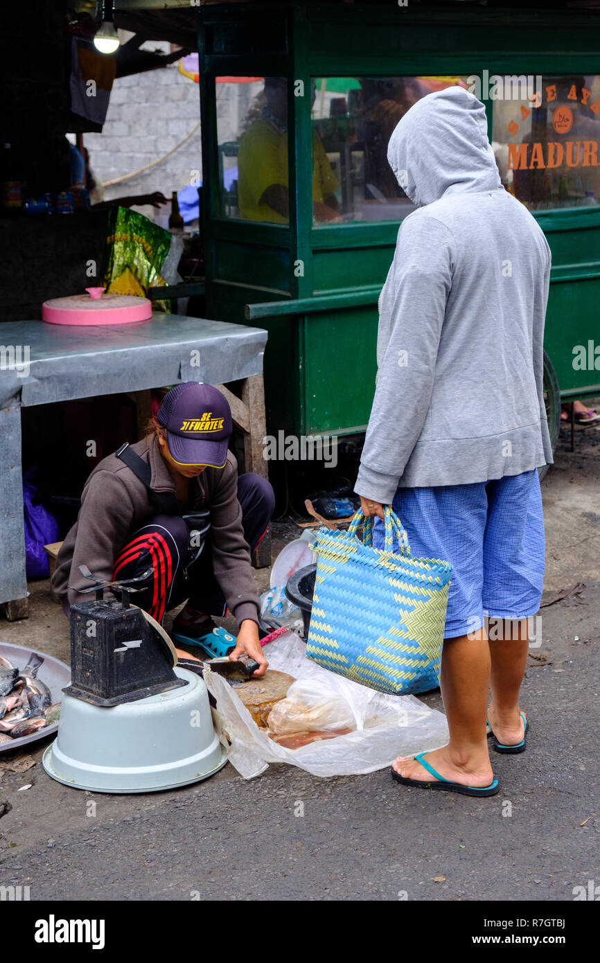 Lady manning a market stall near Ubud, Bali, Indonesia Stock Photo - Alamy