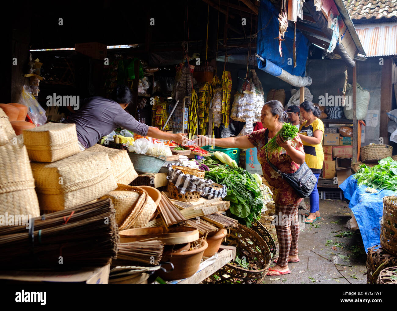 Lady manning a market stall near Ubud, Bali, Indonesia Stock Photo - Alamy
