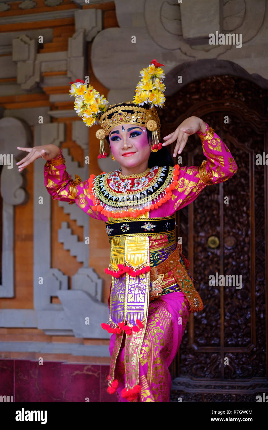 A young girl performs a traditional Balinese dance Stock Photo - Alamy