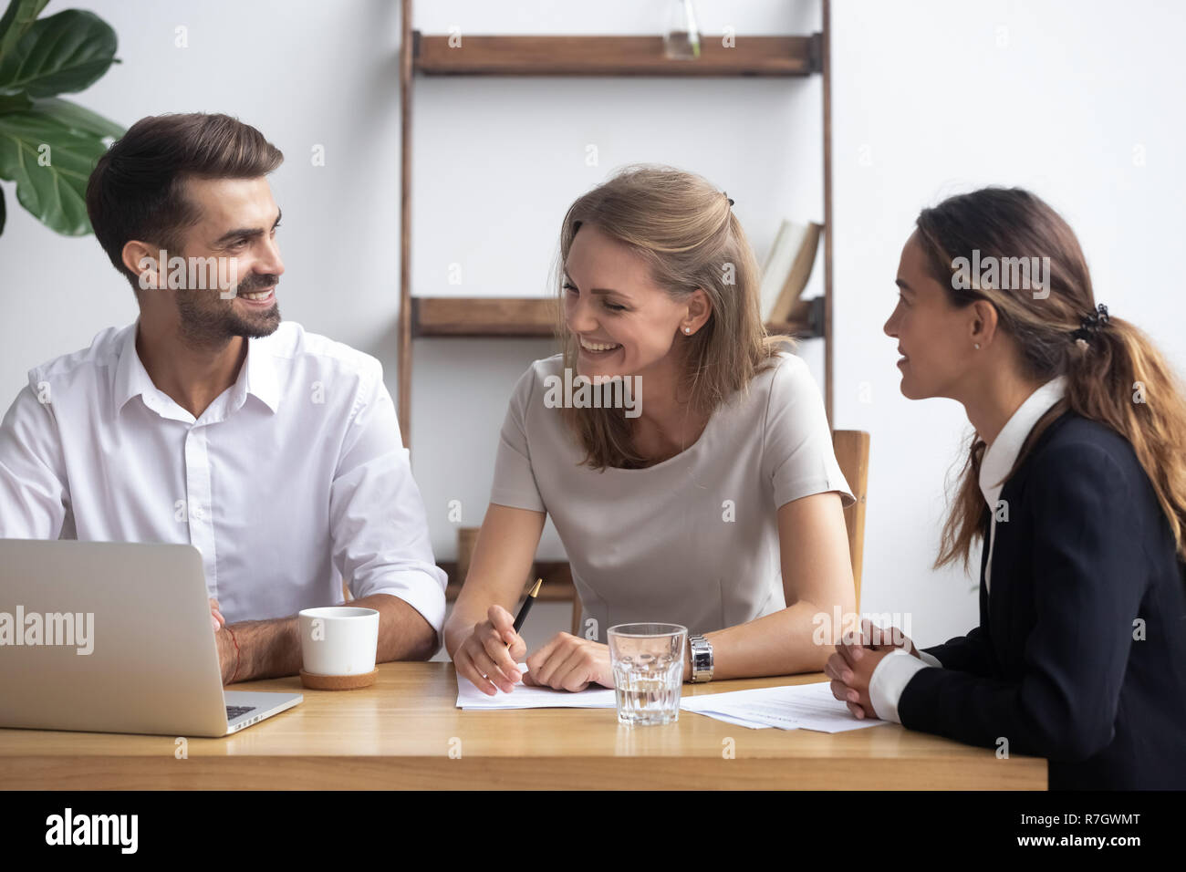 Businesswomen hi-res stock photography and images - Alamy