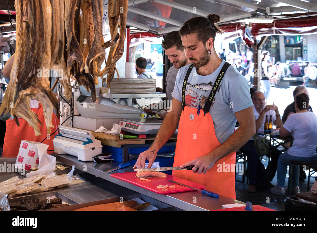 Bergen, Norway - July 26th, 2018: A worker man slicing fresh solomon ...