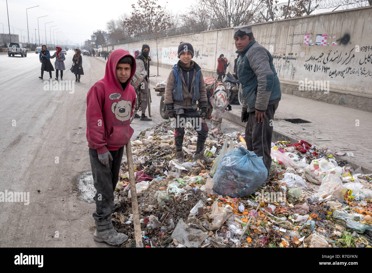Children collecting garbage hi-res stock photography and images - Alamy