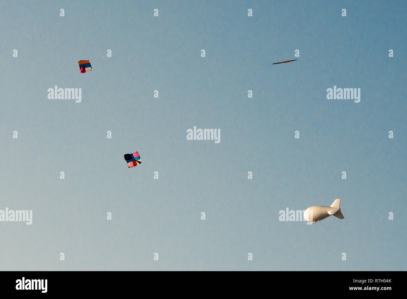 Flying a kite afghanistan hi-res stock photography and images - Alamy