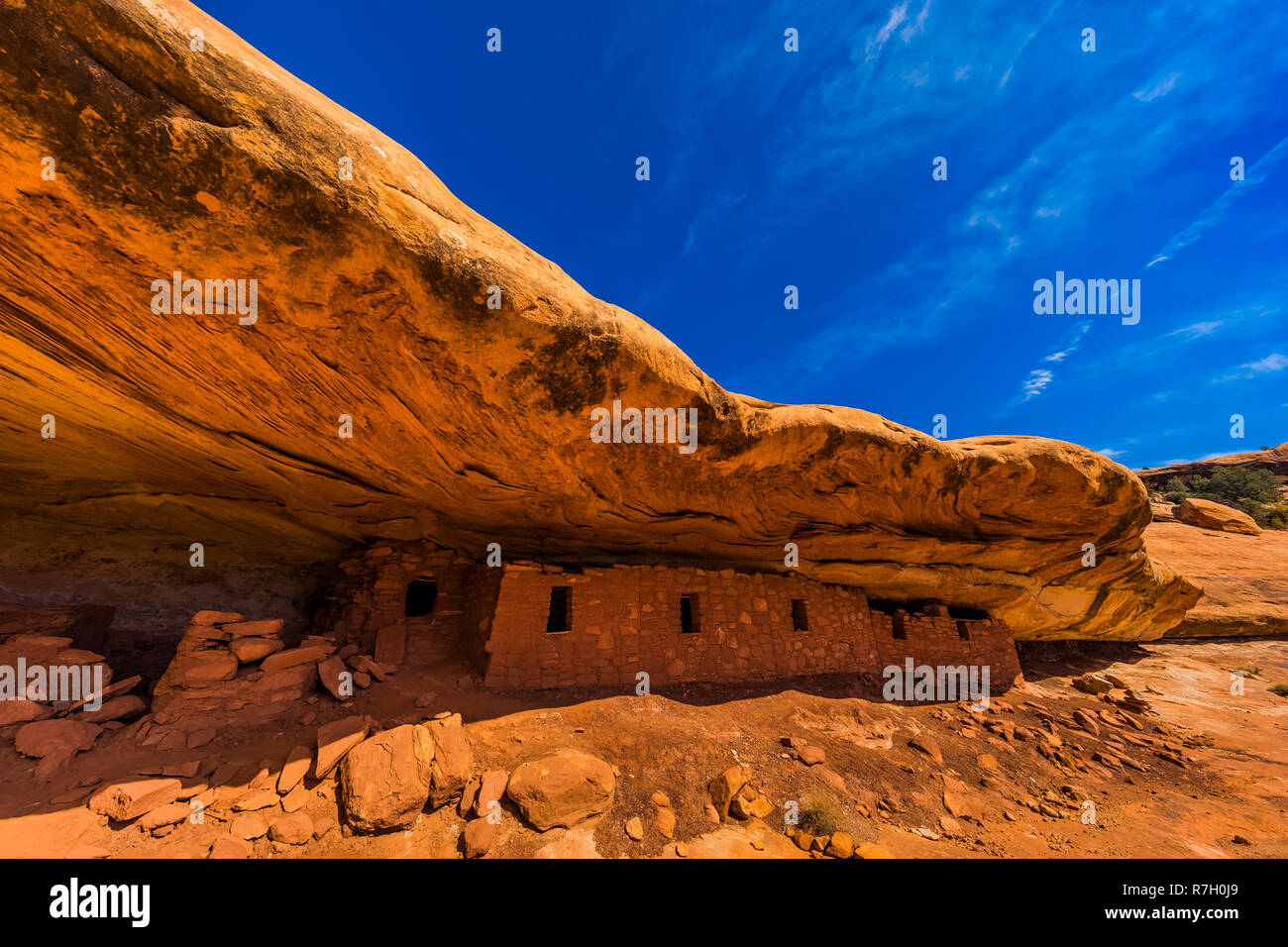 A dramatic setting for one of the buildings at Moon House Ruin on Cedar ...