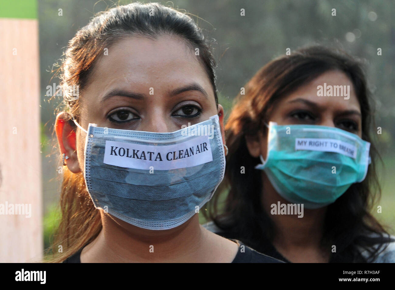 Kolkata, India. 09th Dec, 2018. People wear pollution mask during an ...