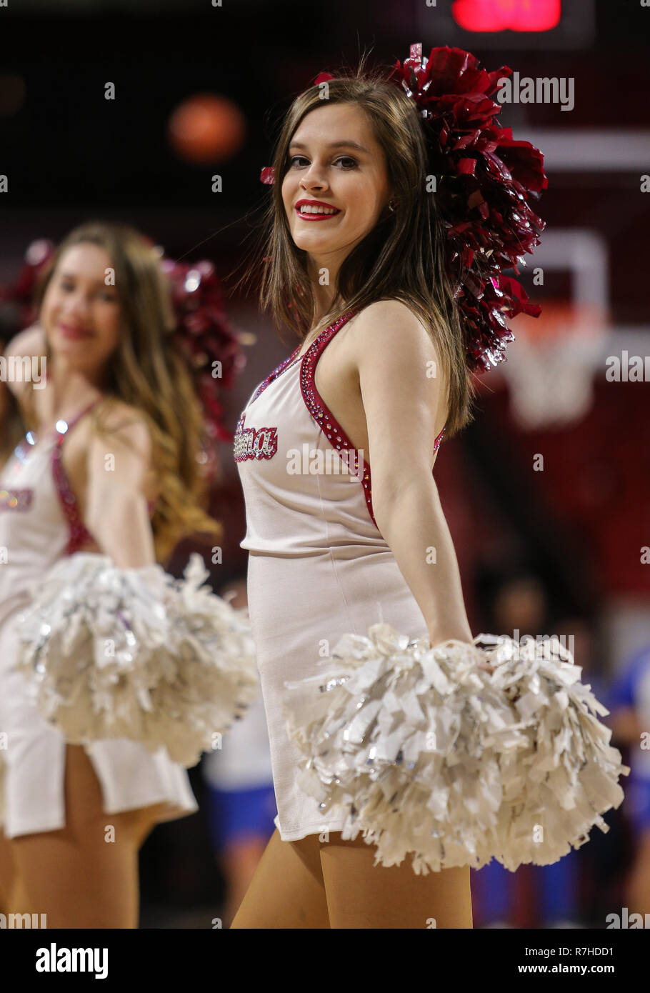 Norman, OK, USA. 09th Dec, 2018. A University of Oklahoma cheerleader ...