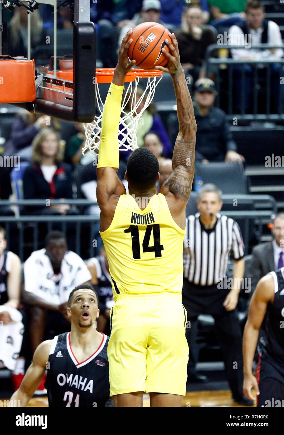 December 9, 2018: Oregon Ducks forward Kenny Wooten (14) lays in a ...