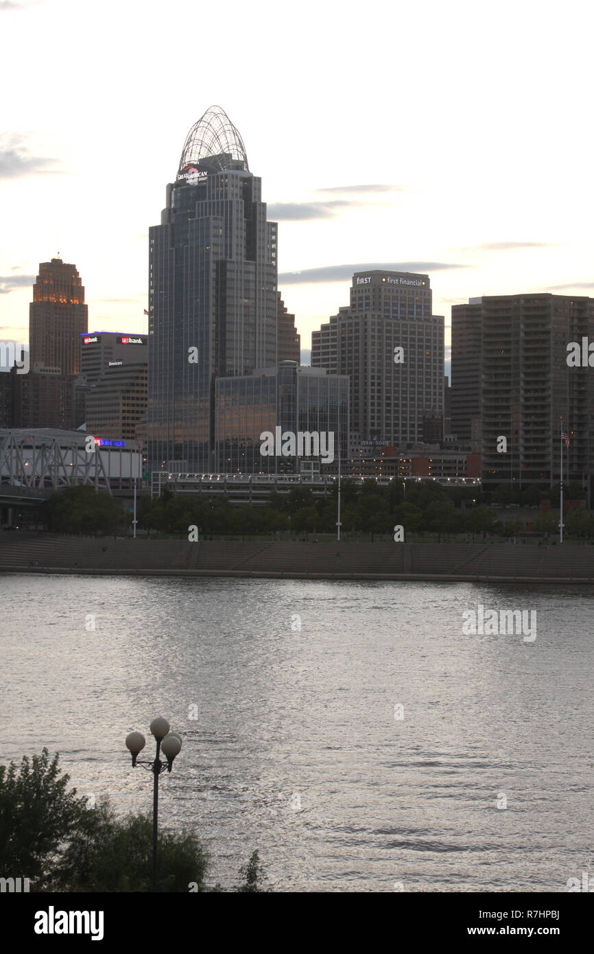 Cincinnati, Ohio, USA. Modern buildings seen across Ohio River Stock ...