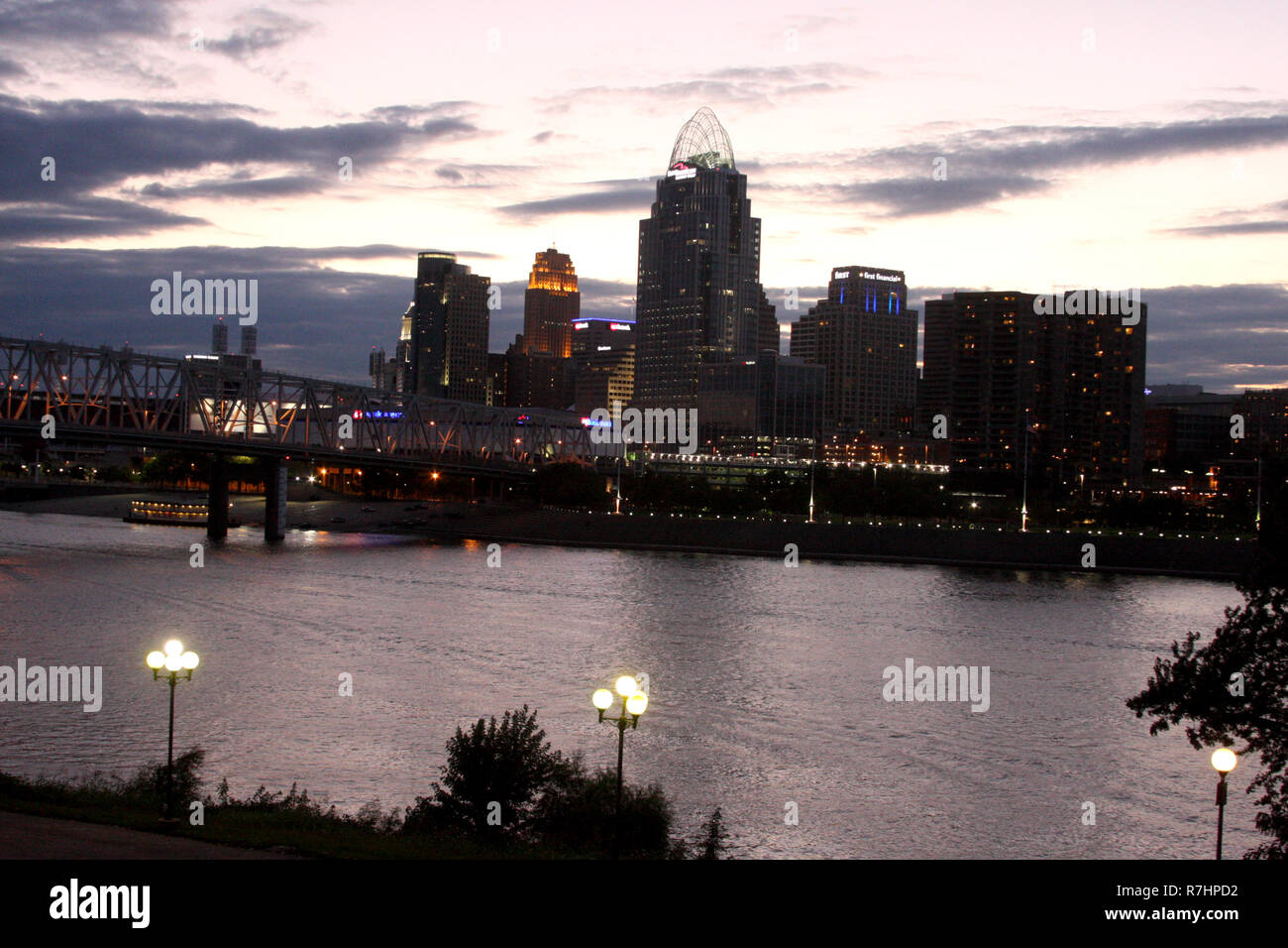 Cincinnati, Ohio, USA. Modern buildings seen across Ohio River Stock ...