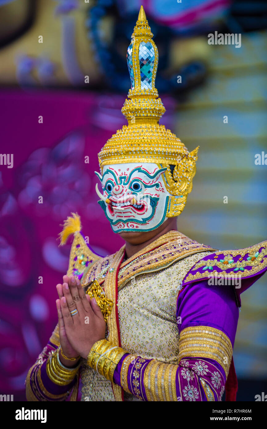 Thai dancer performing the traditinal Thai Khon dance at the Mask dance ...