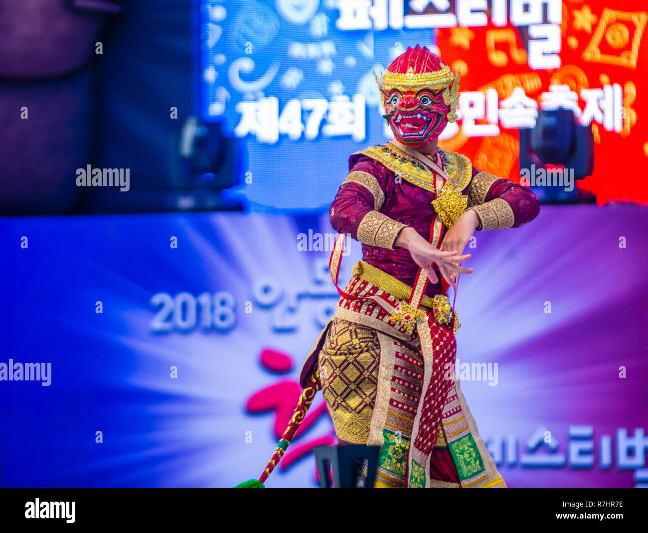 Thai dancer performing the traditinal Thai Khon dance at the Mask dance ...