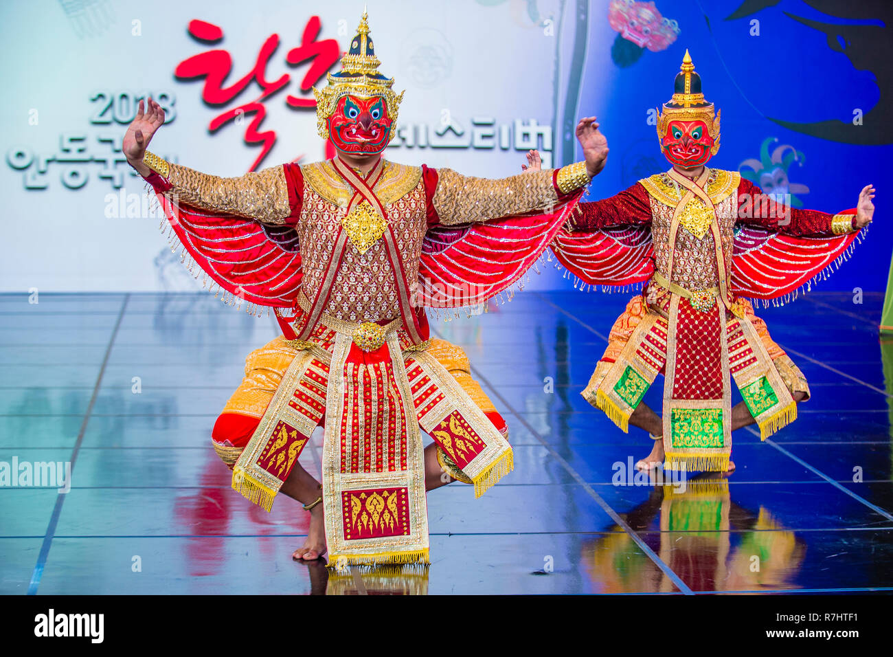 Khon dancers in traditional costume hi-res stock photography and images ...