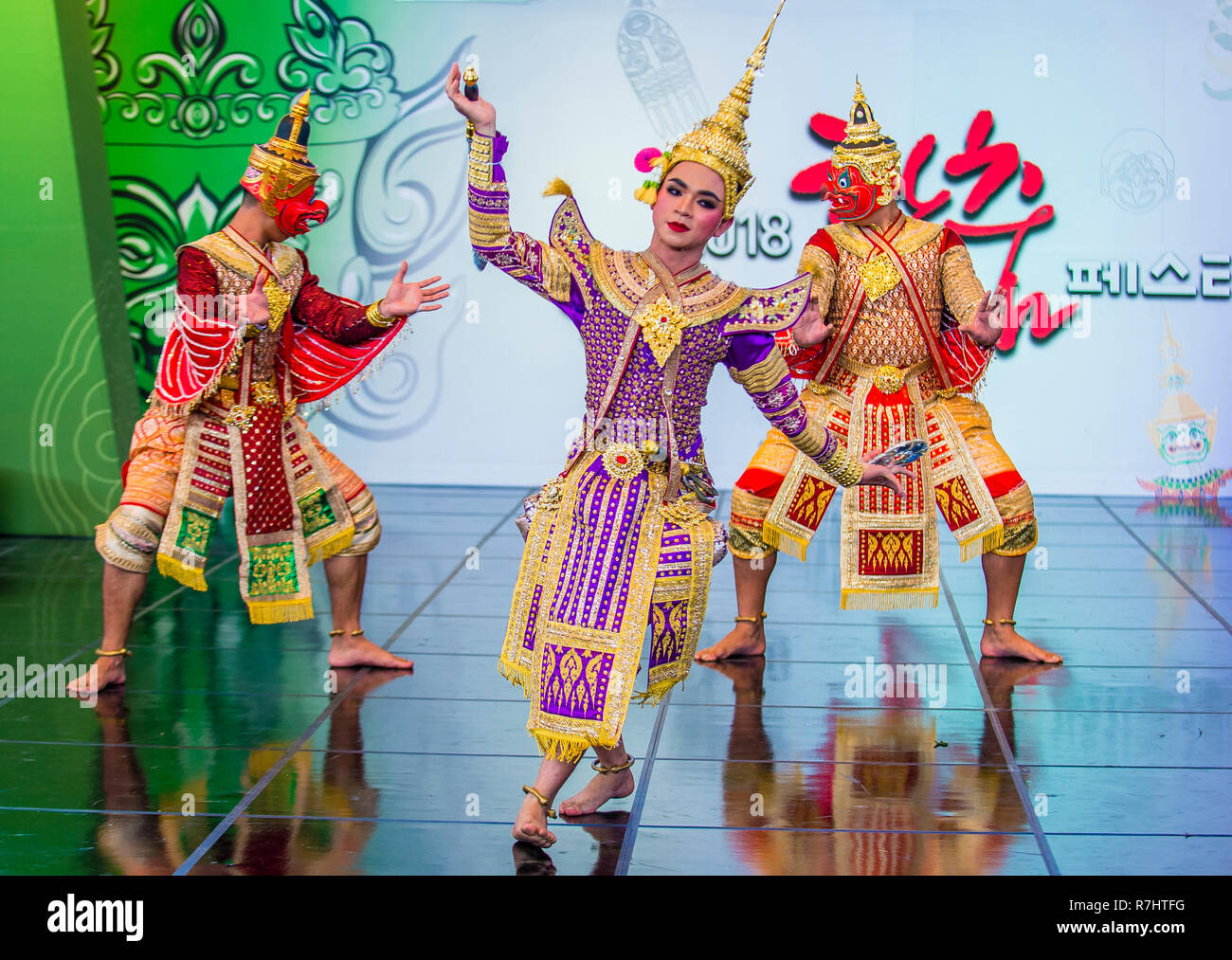 Thai dancers performing the traditinal Thai Khon dance at the Mask ...