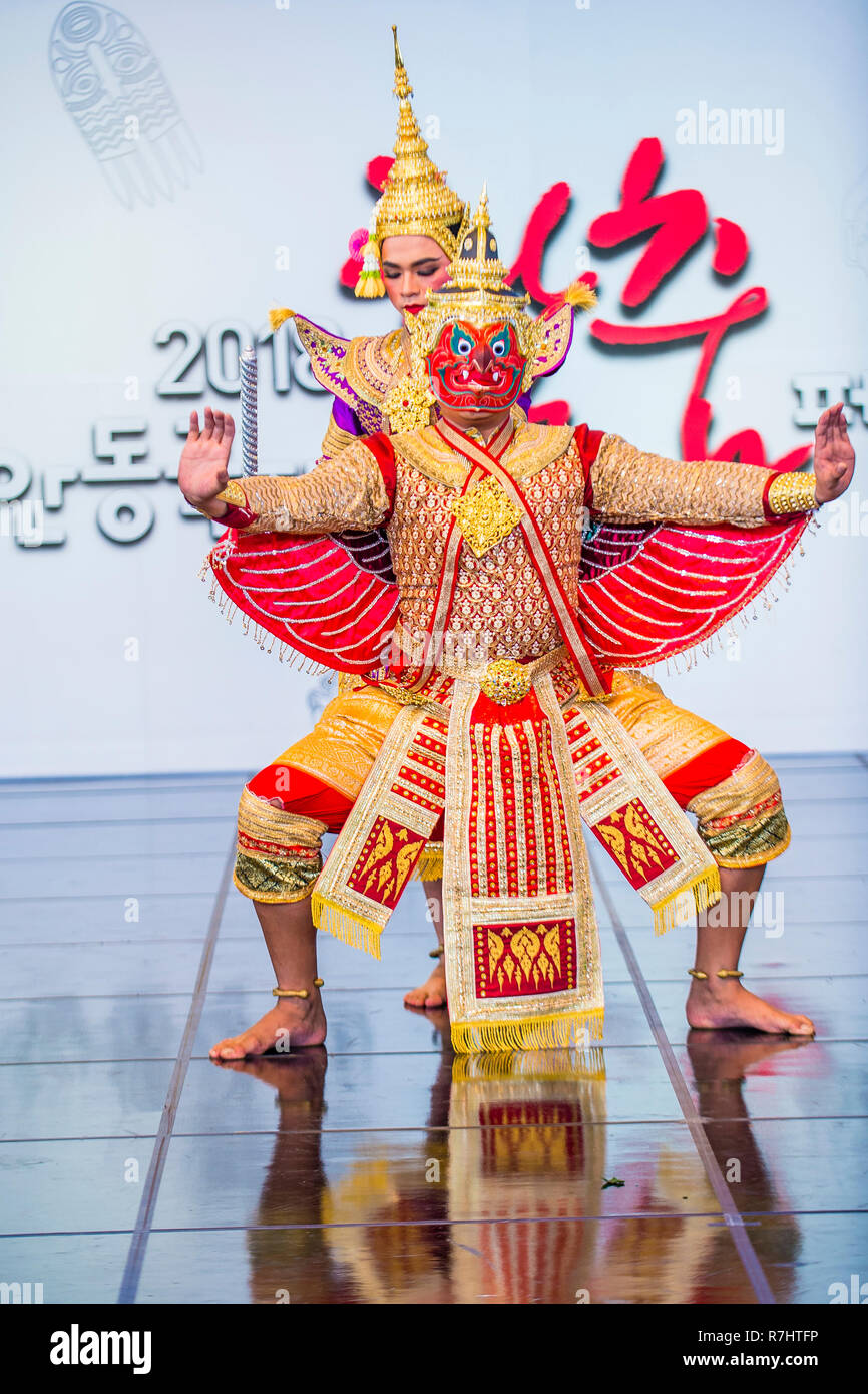 Thai dancers performing the traditinal Thai Khon dance at the Mask ...