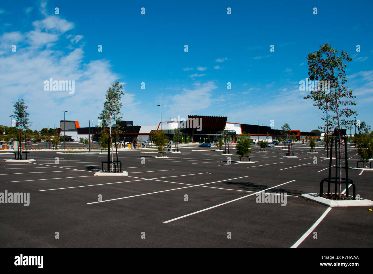 Shopping mall parking lot hi-res stock photography and images - Alamy