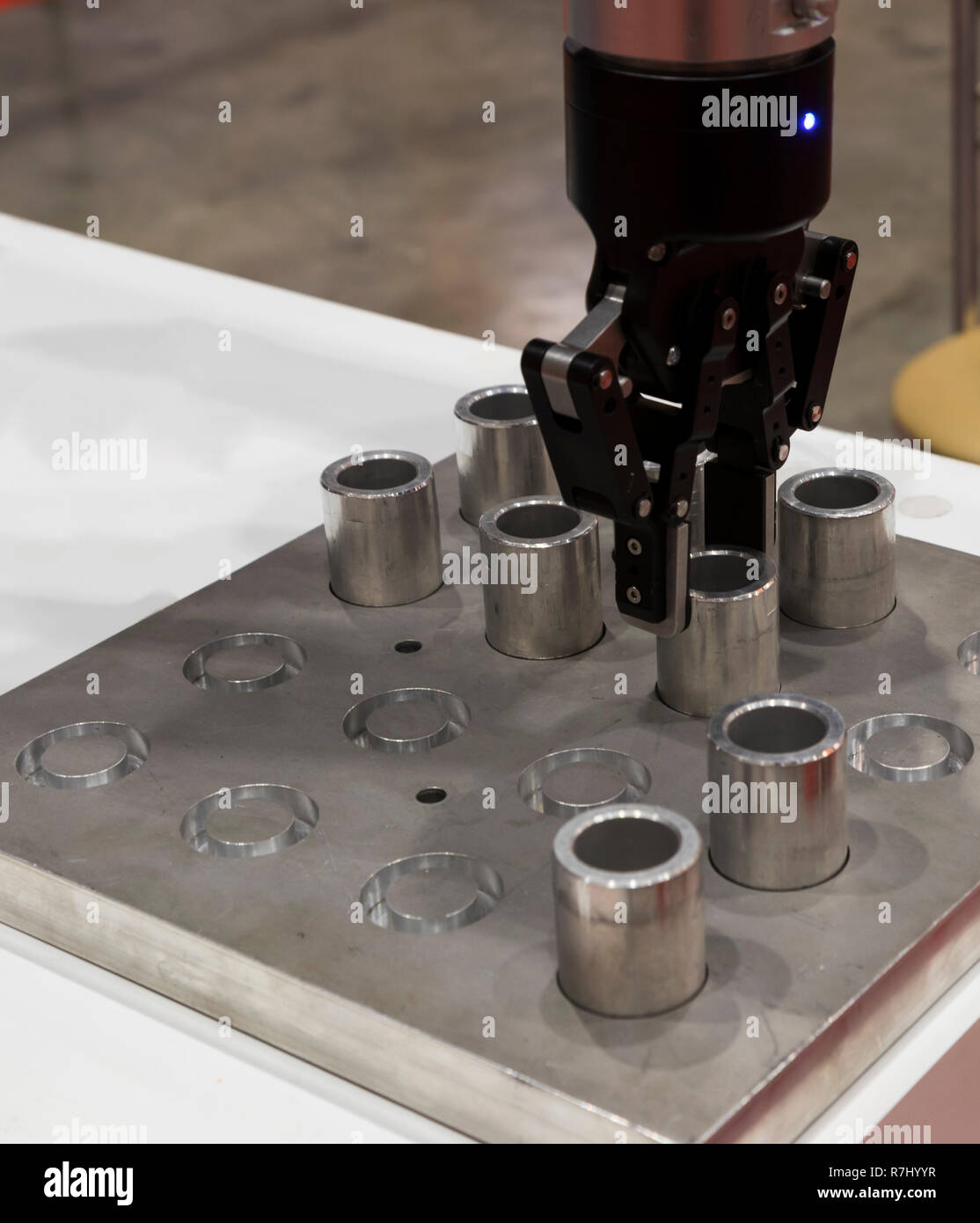 Robotic arm clamp sample and transfer in metal plate .Selective Focus ...