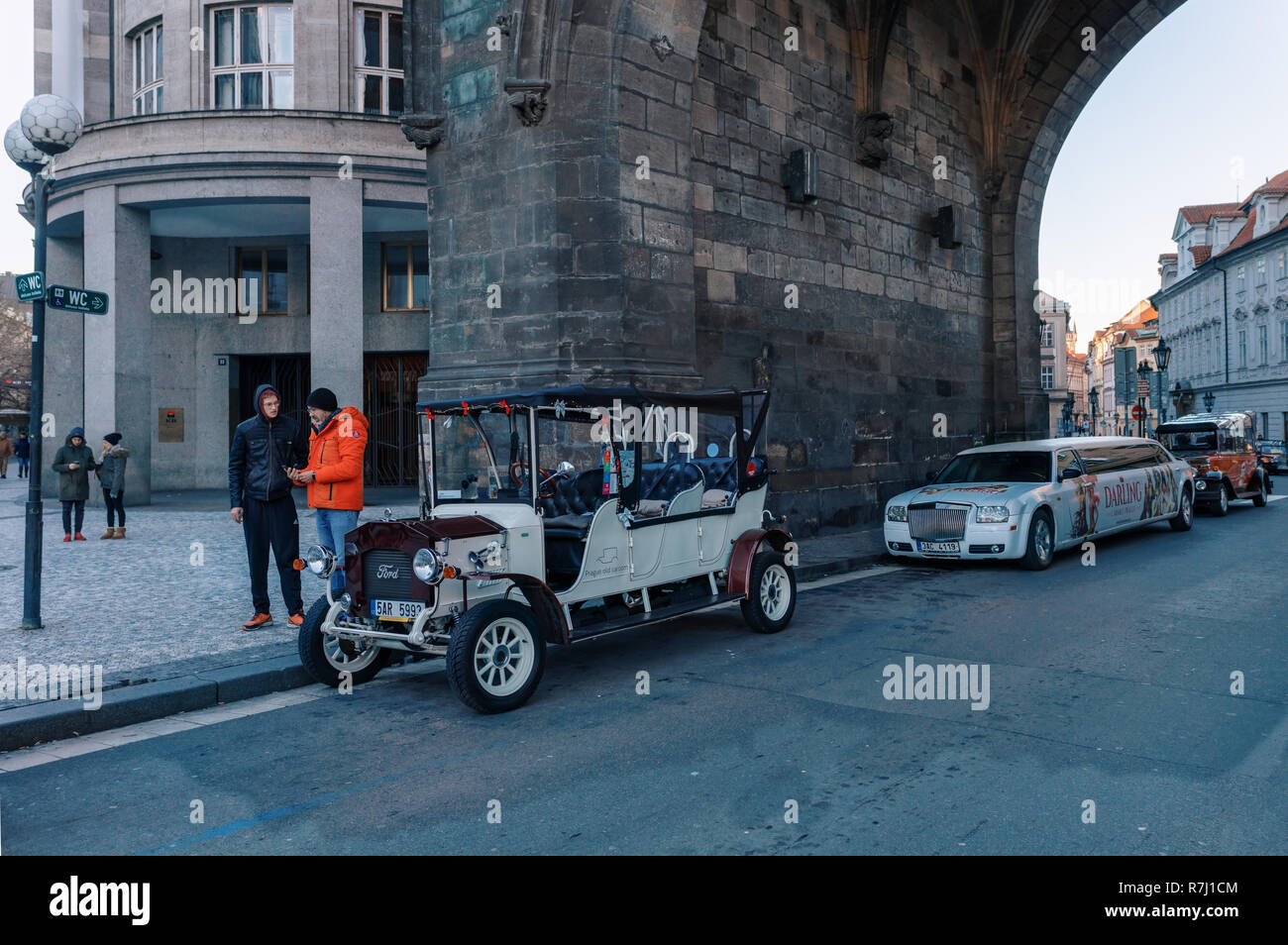 Retro ancient old company architecture hi-res stock photography and ...