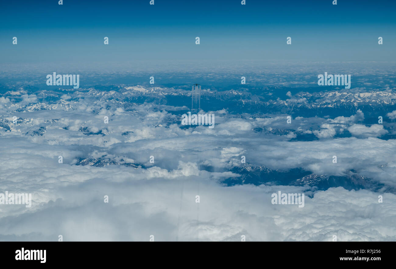 Small figure airplane hi-res stock photography and images - Alamy