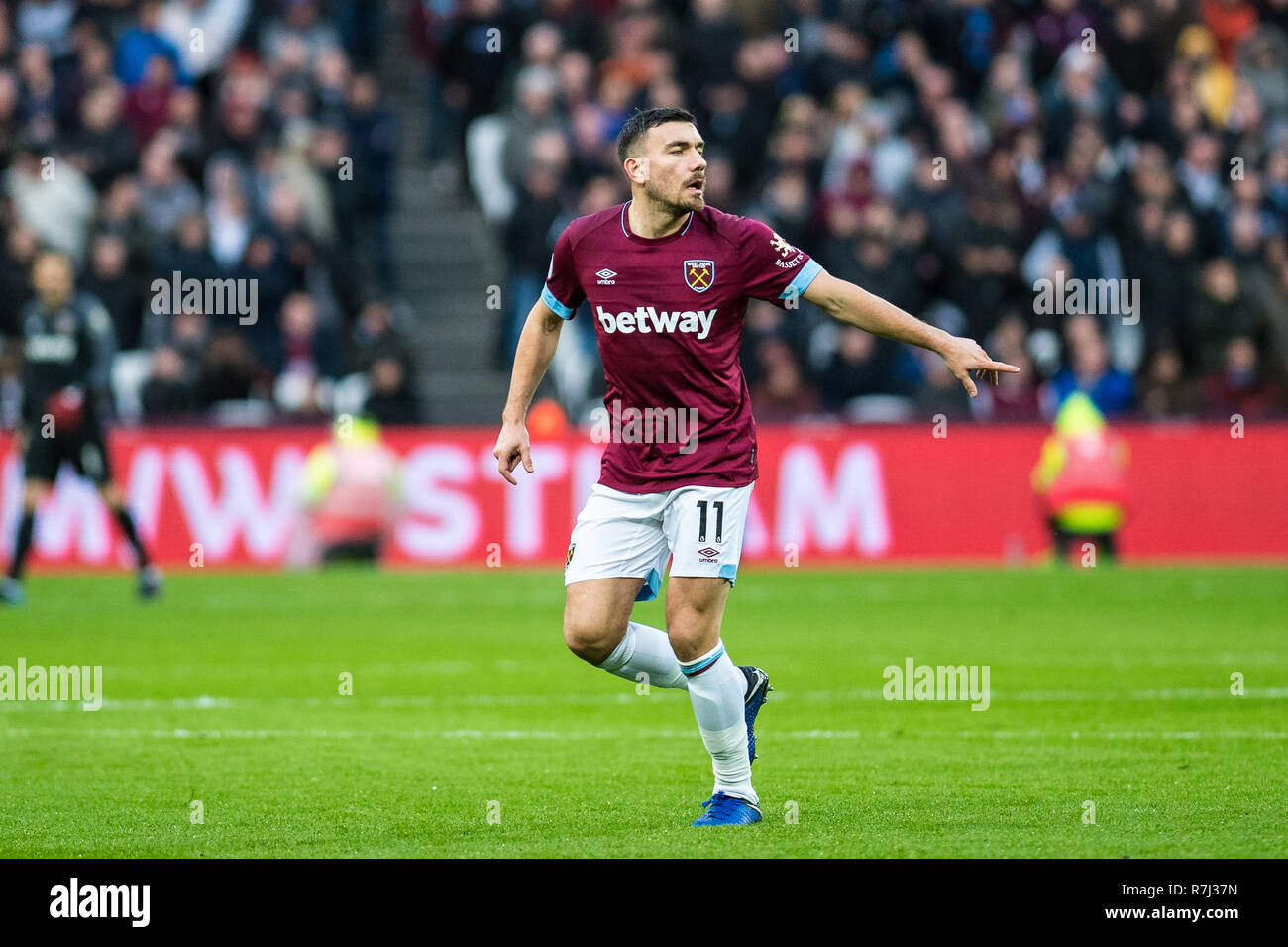LONDON, ENGLAND - DECEMBER 08: Robert Snodgrass of West Ham United ...