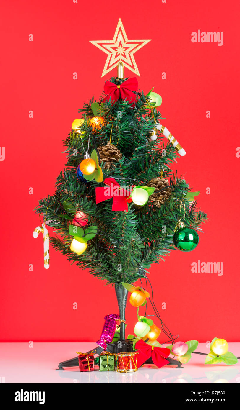 Christmas tree background and Christmas decorations, red background ...